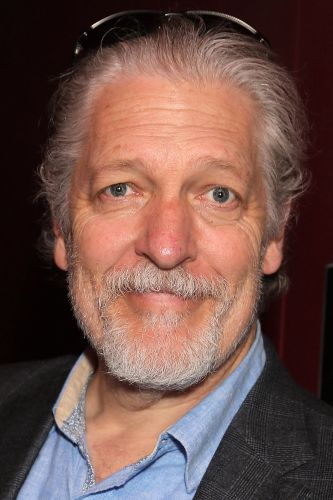Joven Clancy Brown